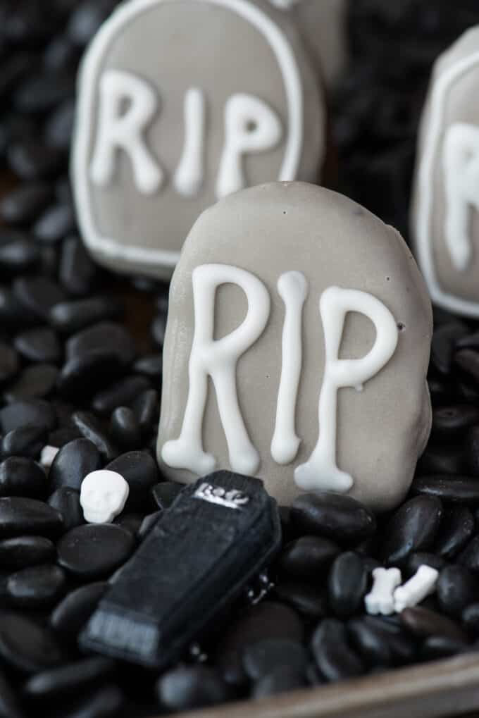 Tombstone Oreo Balls - fun halloween oreo balls!